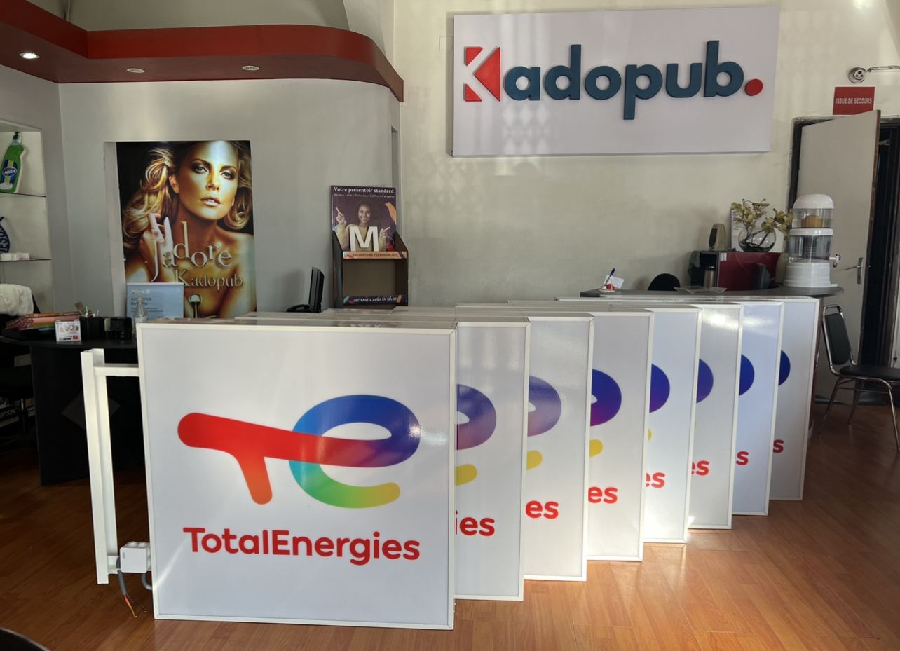 Caissons & Lettrage 3D – KADOPUB / STAND / 3D / PRESENTOIRS / PLV